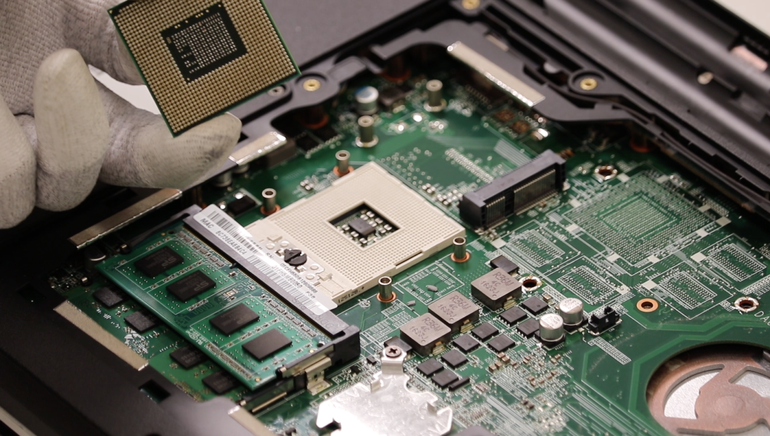 【富士通 FMV LIFEBOOK AH42/D】動画がサクサクに♪Pentium B940→Core i3 2350MへCPU交換方法 ...